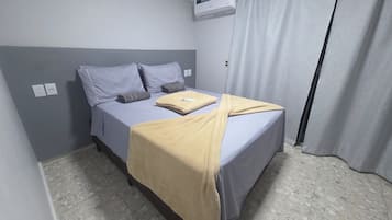 Suite-Estúdio Deluxe, vista para a montanha | Secretária, cortinas/cortinados opacos, ferro/tábua de engomar