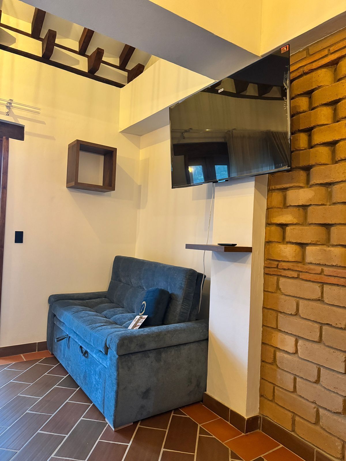 Quarto quádruplo standard, vista para a montanha | Área de estar
