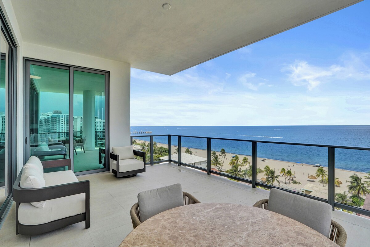 Varanda com vista para o oceano e para a cidade.