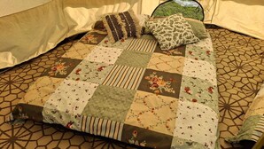 1 quarto, ferros/tábuas de passar roupa, roupa de cama