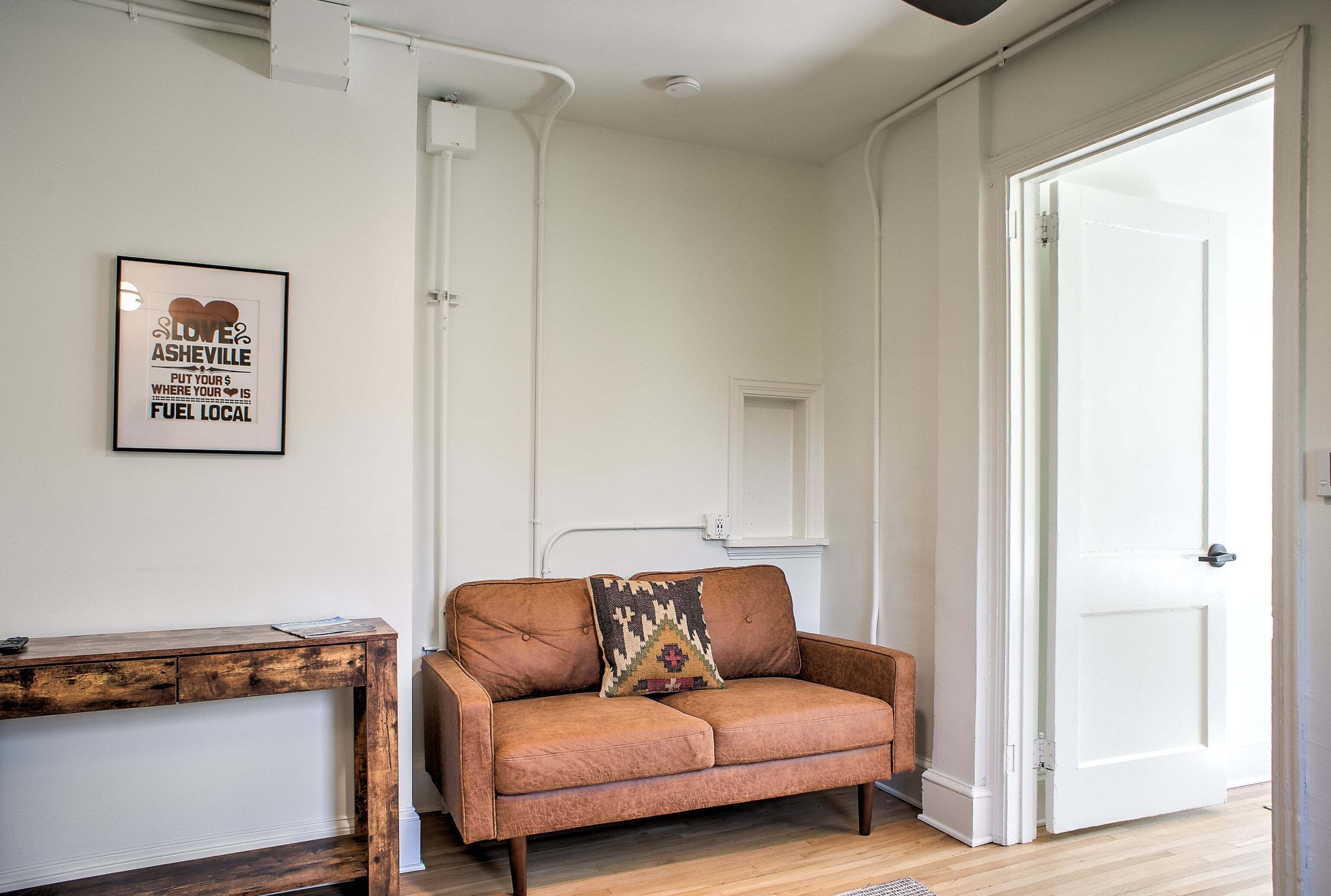 Sabel #201 | Downtown Asheville King Suite With Parking, Wi-fi, And Smart Tv. - Asheville, NC