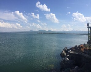 Uma praia privada, praia de areia negra, toldos de praia (sobretaxa) 