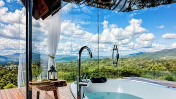 Cabana de Madeira Básica | Banheira de hidromassagem privativa