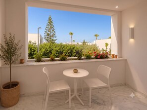 Apartamento conforto, vista para o mar | Opções para refeição ao ar livre