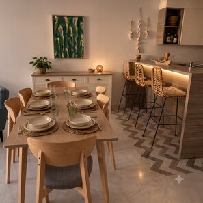 Apartamento conforto, vista para o mar | Opções para refeição
