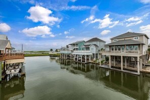 Um imóvel à beira-mar com várias casas interligadas por cais.