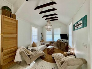 Casa, 2 camas queen-size, vista para o jardim (Krewe Cottage) | Sala de estar