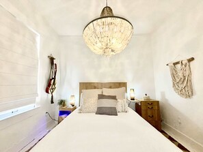 Casa, 2 camas queen-size, vista para o jardim (Krewe Cottage) | 2 quartos, secretária, secretária adequada para computadores portáteis 