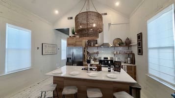Casa, 2 camas queen-size, vista para o jardim (Krewe Cottage) | Cozinha privada