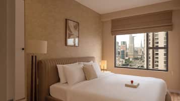 Apartamento Superior, varanda, Vista para a cidade | Secretária, cortinas/cortinados opacos, ferro/tábua de engomar