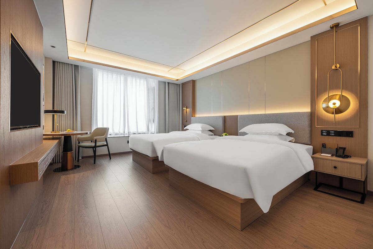 Quarto Duplo Standard, Vista para a cidade | Camas de colchão viscoelástico, secretária