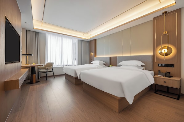 Quarto Duplo Standard, Vista para a cidade | Camas de colchão viscoelástico, secretária