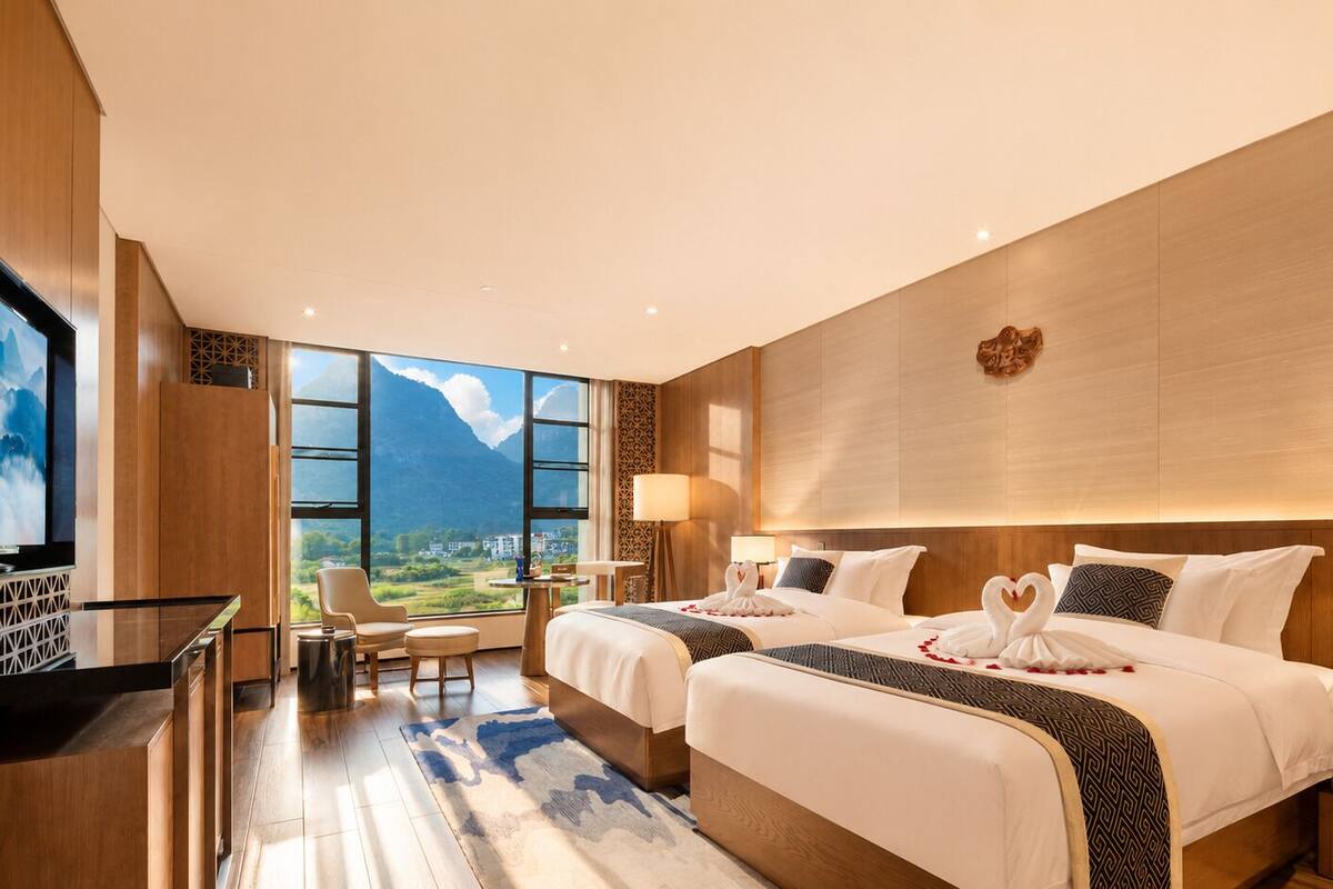 Quarto Twin Clássico, vista para a colina | Roupa de alta qualidade, camas de colchão viscoelástico, minibar grátis 