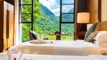 Quarto Twin Clássico, vista para a colina | Roupa de alta qualidade, camas de colchão viscoelástico, minibar grátis