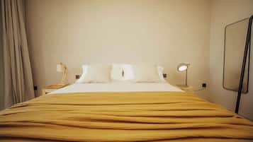 Quarto casal superior | Cofres nos quartos, cortinas blackout, ferros/tábuas de passar roupa
