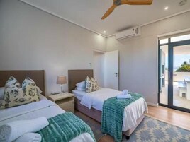 Apartamento Deluxe, varanda, vista para o mar | Cofre no quarto, ferro/tábua de engomar, Wi-fi grátis