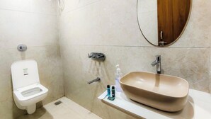 Quarto Executivo, Vista para a cidade | Casa de banho | Um polibã, toalhas fornecidas, sabão, champô 