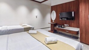Quarto Triplo, Vista para a cidade | Secretária, Wi-fi grátis 