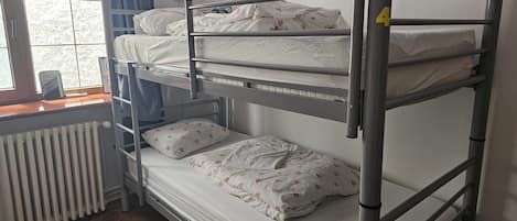Dormitório compartilhado básico, somente para mulheres, para não fumantes | Cortinas blackout, ferros/tábuas de passar roupa