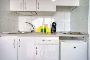 Apartamento Standard, varanda, vista parcial para o mar | Cozinha privada | Um frigorífico, um micro-ondas, uma placa de cozinha