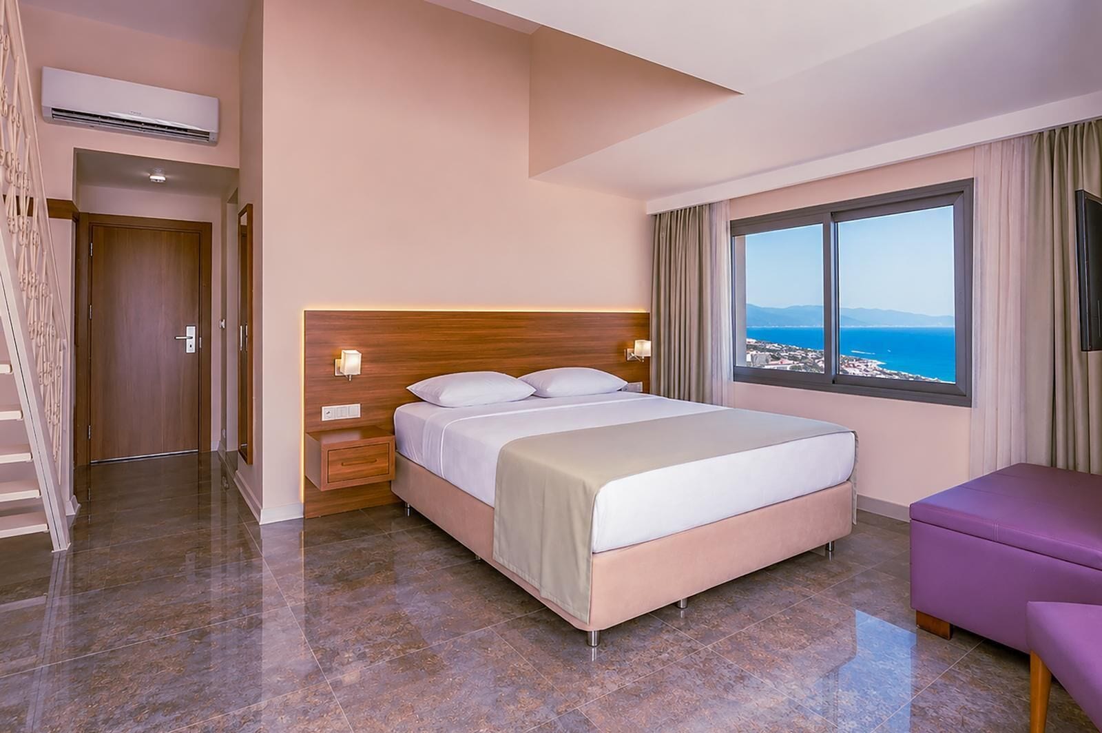 Loft Familiar, 2 quartos, varanda, vista para o mar | Roupa de alta qualidade, minibar com produtos grátis, secretária 