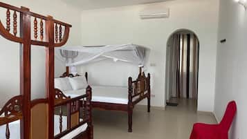 Quarto casal ou duplo luxo, sacada, vista para o jardim | Cofres nos quartos, cortinas blackout, ferros/tábuas de passar roupa