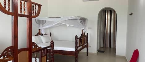 Quarto Duplo ou Twin Deluxe, varanda, vista para o jardim | Cofre no quarto, cortinas/cortinados opacos, ferro/tábua de engomar