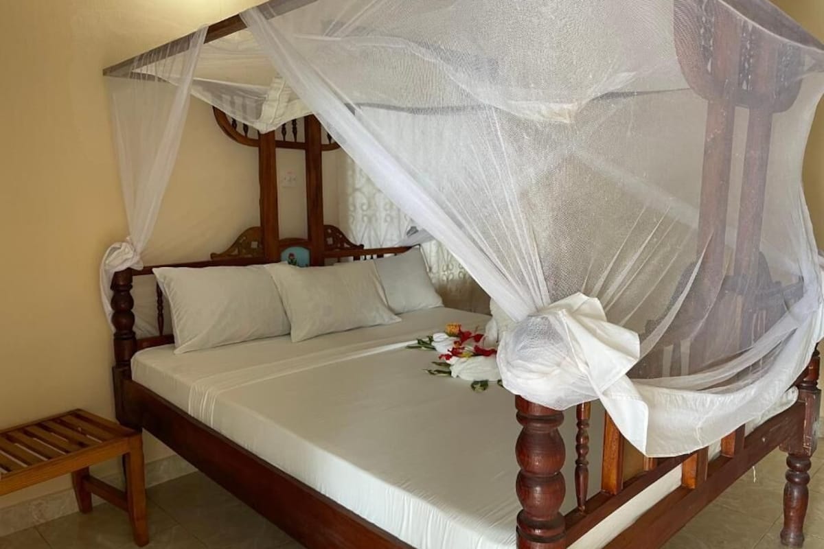 Bangalô, vista para o jardim | Cofres nos quartos, cortinas blackout, ferros/tábuas de passar roupa