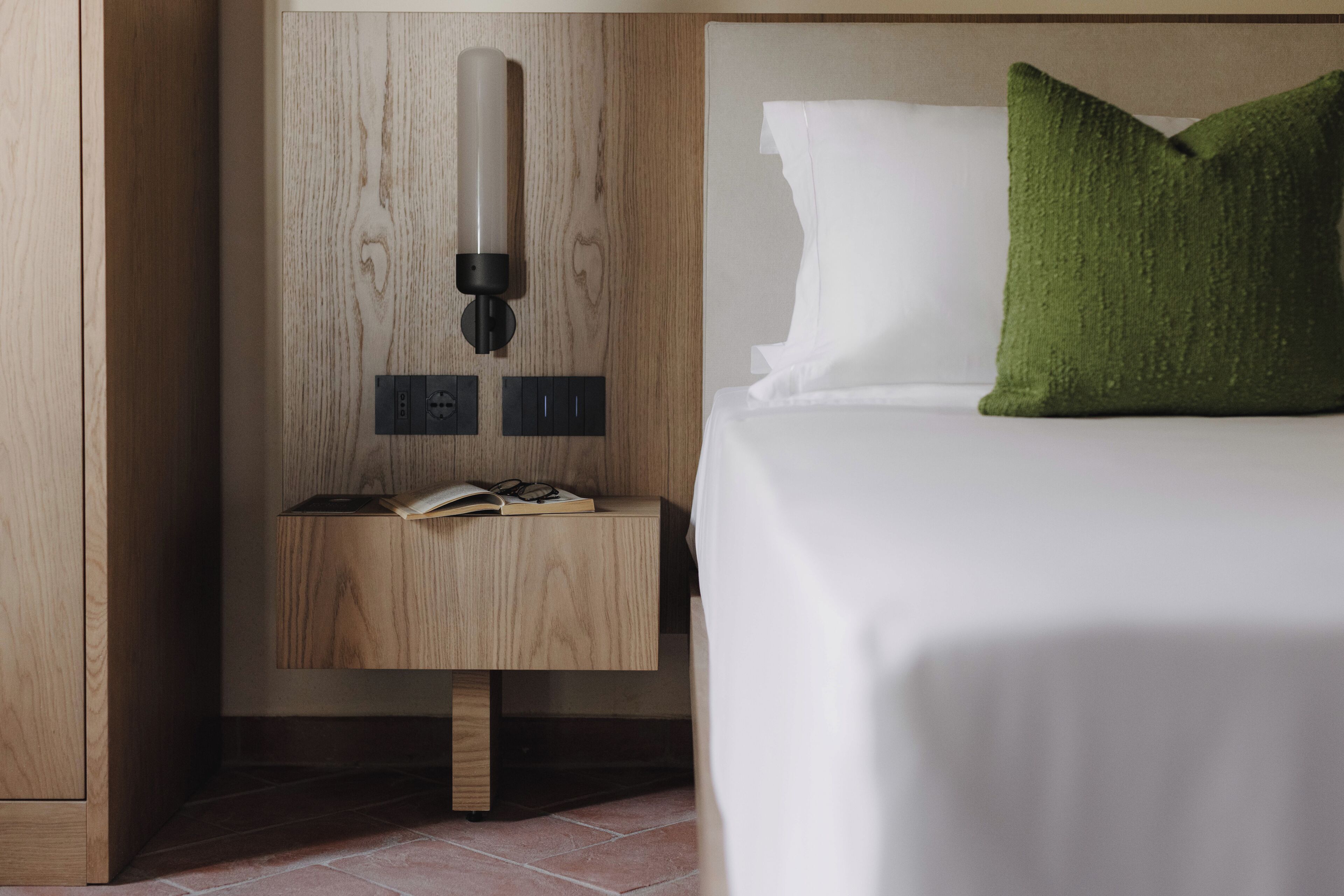 Quarto Duplo Superior | Roupa de alta qualidade, cofre com capacidade para portátil, secretária 