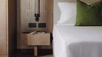 Quarto Duplo Superior | Roupa de alta qualidade, cofre com capacidade para portátil, secretária