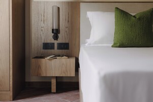 Quarto Duplo Superior | Roupa de alta qualidade, cofre com capacidade para portátil, secretária
