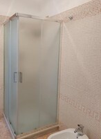 Quarto casal ou duplo superior, vista para o mar | Banheiro | Chuveiro, produtos de toalete grátis, secador de cabelo 