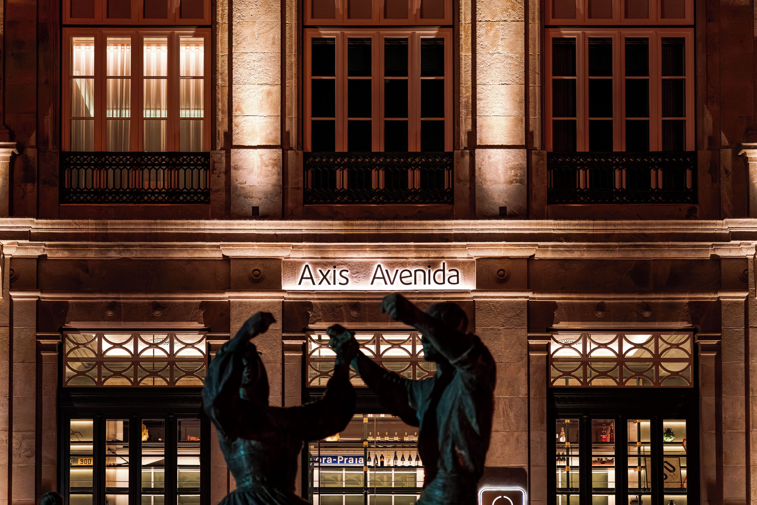 Fachada da propriedade à noite