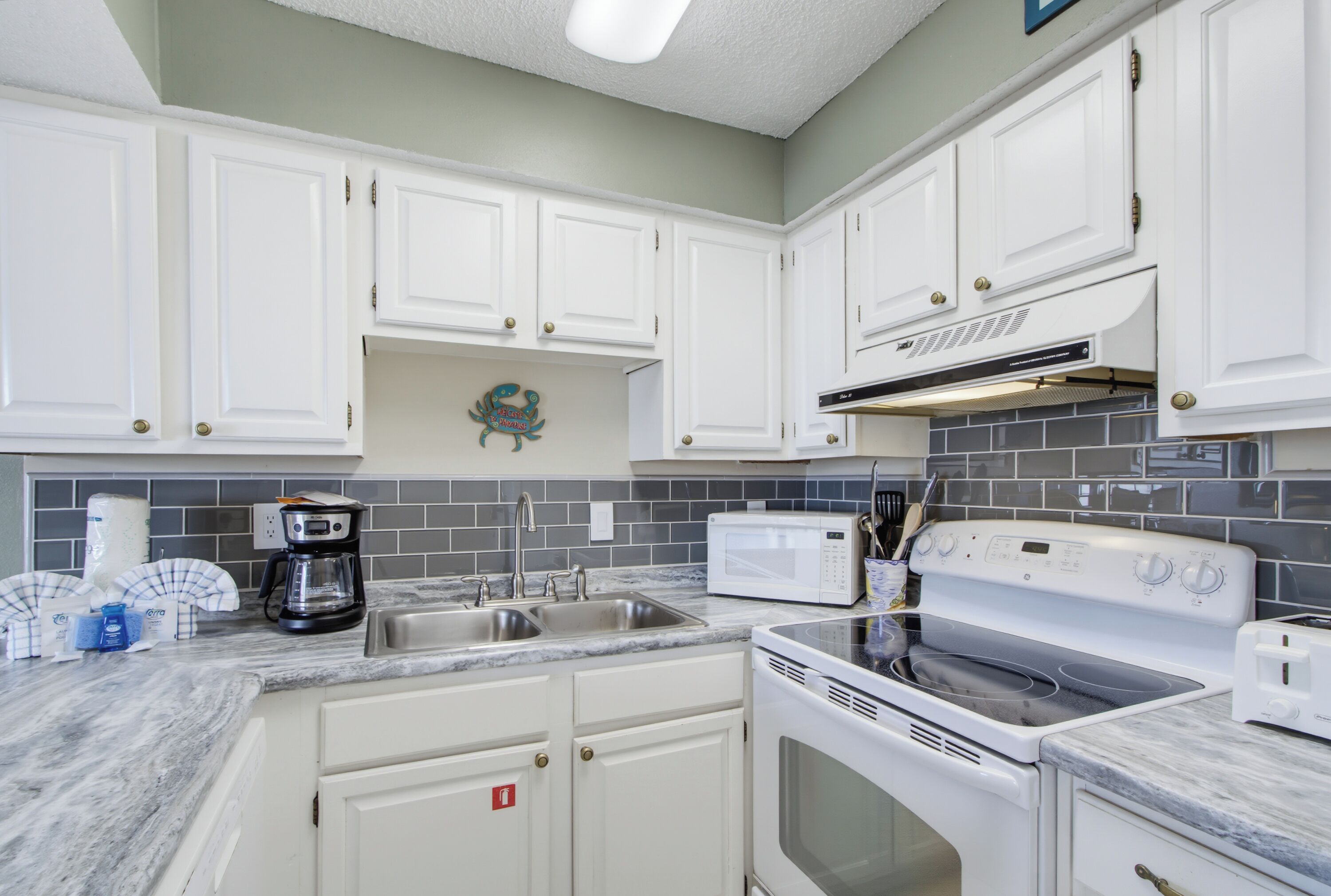 Apartamento Signature em Condomínio Fechado, 1 quarto, vista para a baía, junto à praia | Cozinha privada | Uma cafeteira/bule, um frigorífico, um micro-ondas, um forno 