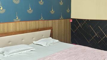 Quarto casal clássico | Roupas de cama premium, escrivaninha, espaço de trabalho para notebook