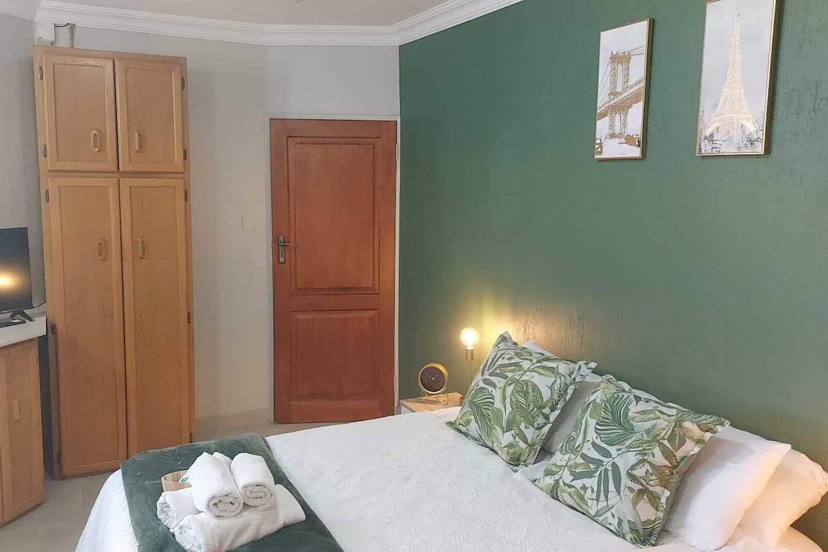 Quarto casal conforto, vista para o jardim | Cofres nos quartos, cortinas blackout, quartos à prova de som