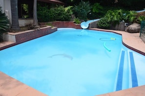 Quarto casal conforto, vista para a piscina | Piscina | Piscina externa, espreguiçadeiras