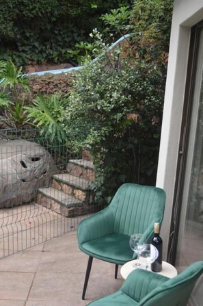 Quarto casal conforto, vista para a piscina | Terraço/pátio