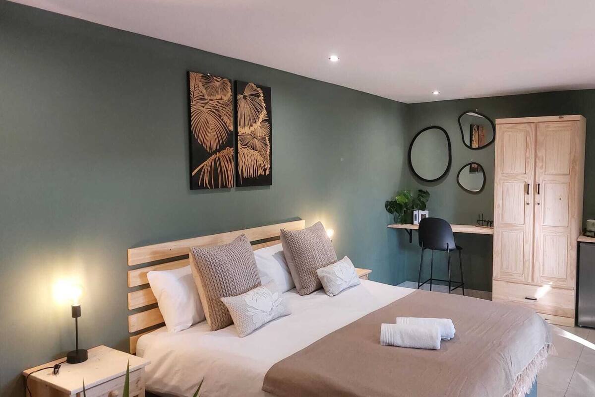 Quarto casal luxo, vista para a montanha | Cofres nos quartos, cortinas blackout, quartos à prova de som