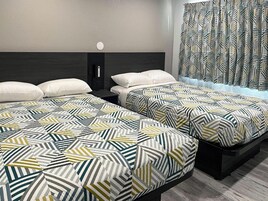 Quarto Deluxe, 2 camas de casal, não fumadores, frigorífico (Mircowave) | Wi-fi grátis, roupa de cama fornecida