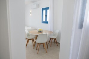 White Wave House with Dome | Restaurantes
