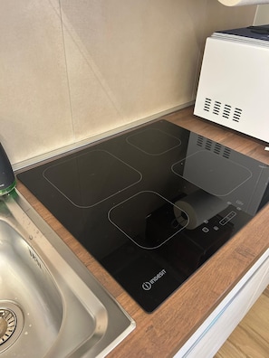 Geladeira, micro-ondas, fogão, cooktop