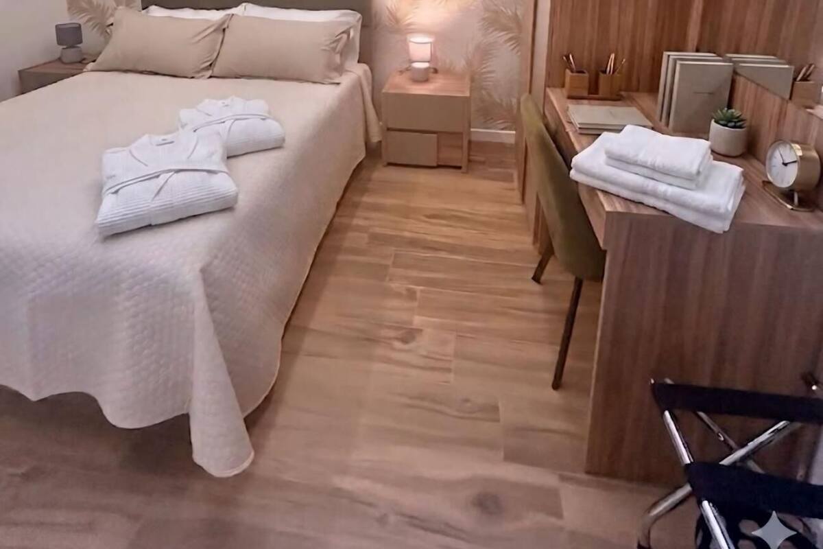 Quarto casal ou duplo clássico, sacada | Escrivaninha, espaço de trabalho para notebook, quartos à prova de som