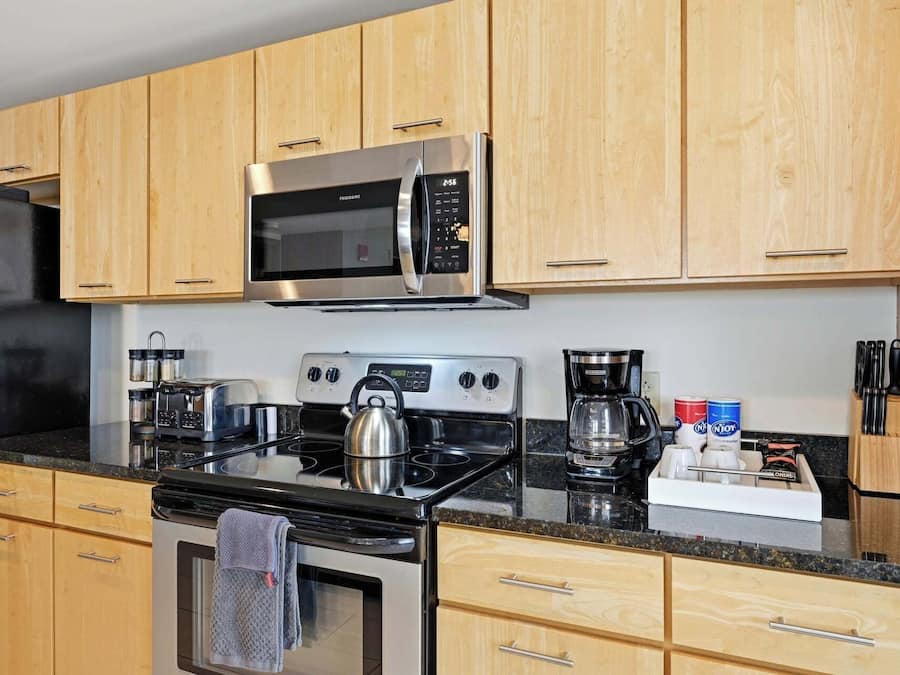 Apartamento urbano, vista para a cidade | Cozinha privada | Máquina de café expresso, cafeteira/chaleira, geladeira, micro-ondas