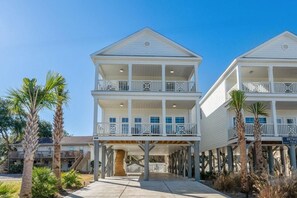 Um hotel à beira-mar com várias varandas e uma galeria coberta.