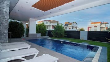 Vila, 3 quartos, para fumantes, piscina particular | Piscina | Piscina externa