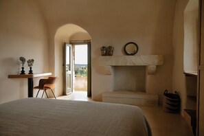 Quarto casal luxo, sacada | Cofres nos quartos, escrivaninha, Wi-Fi de cortesia