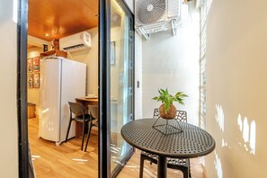 Apartamento Exclusivo, 1 cama de casal, terraço, Vista para a cidade | Lanai (alpendre havaiano)