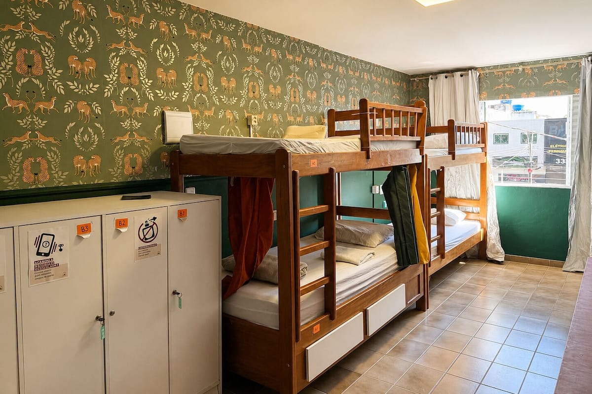Dormitório masculino compartilhado econômico, vista para a cidade | Wi-fi grátis, roupa de cama fornecida