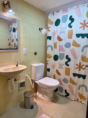 Quarto Clássico com Cama de Casal | Casa de banho | Um polibã, toalhas fornecidas, sabão, champô